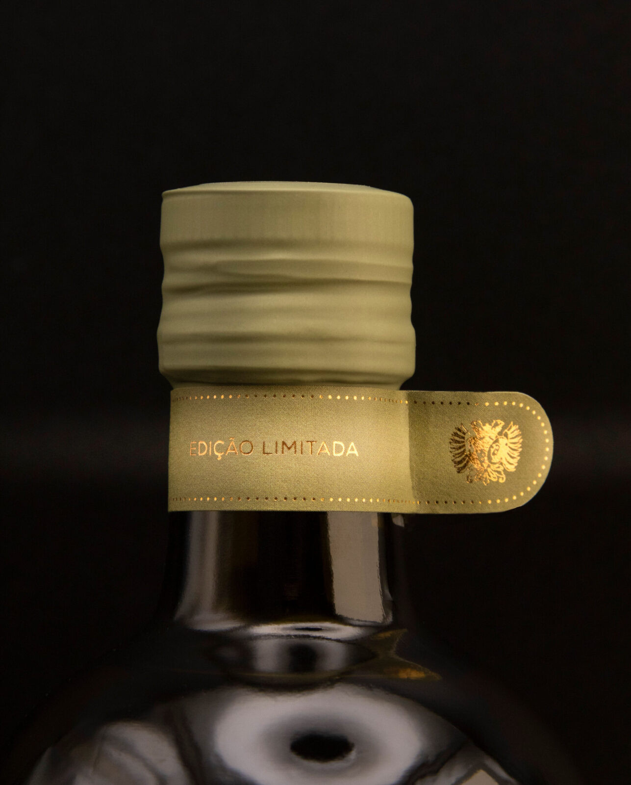 Omdesign Creates a Timeless Olive Oil Identity for Quinta de Ventozelo ...